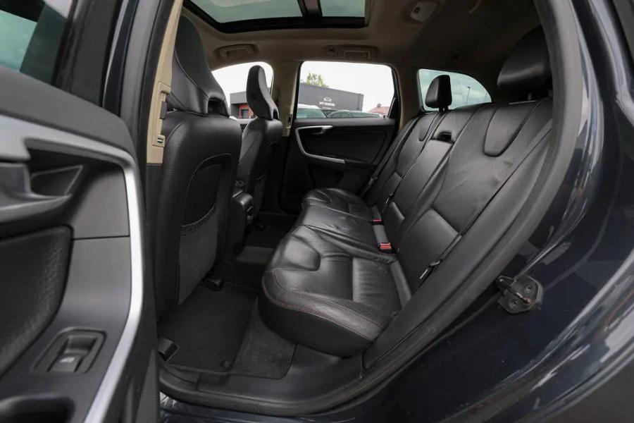 Pelēks Volvo XC60 2010 Jelgava, ar dzinēja tilpumu 2.00 L un nobraukumu 332 tūkst. km par 8750 €, foto 10 vietnē AUTOMOTO.COM.LV