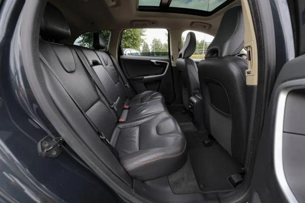 Pelēks Volvo XC60 2010 Jelgava, ar dzinēja tilpumu 2.00 L un nobraukumu 332 tūkst. km par 8750 €, foto 10 vietnē AUTOMOTO.COM.LV