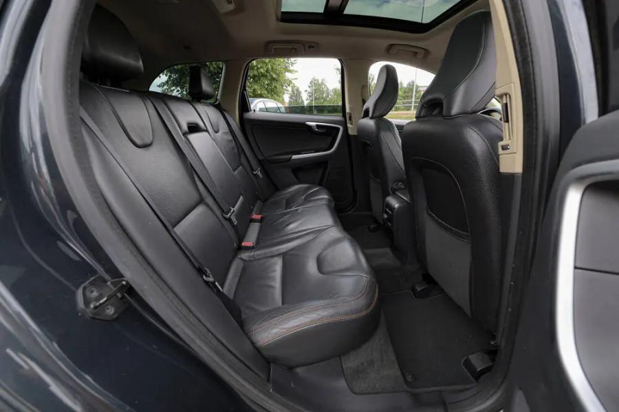 Pelēks Volvo XC60 2010 Jelgava, ar dzinēja tilpumu 2.00 L un nobraukumu 332 tūkst. km par 8750 €, foto 11 vietnē AUTOMOTO.COM.LV