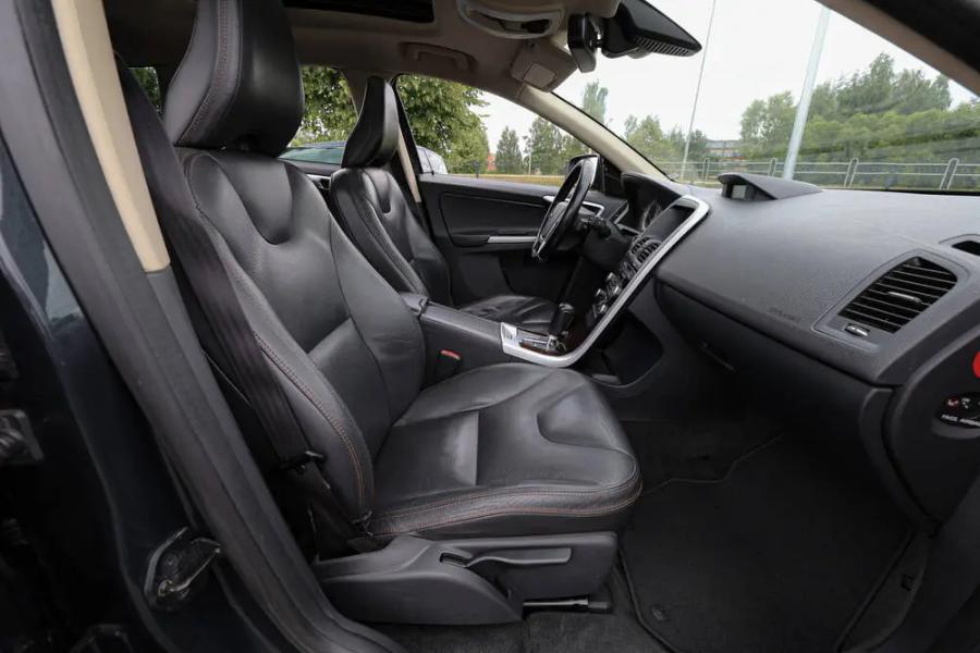 Pelēks Volvo XC60 2010 Jelgava, ar dzinēja tilpumu 2.00 L un nobraukumu 332 tūkst. km par 8750 €, foto 12 vietnē AUTOMOTO.COM.LV