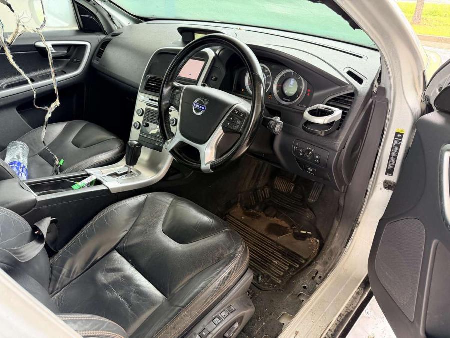 Grey Volvo XC60 2010 in Silale, with an engine capacity of 2.40 L and mileage of 170 thousand km for 2500 €, photo 8 on AUTOMOTO.COM.LV