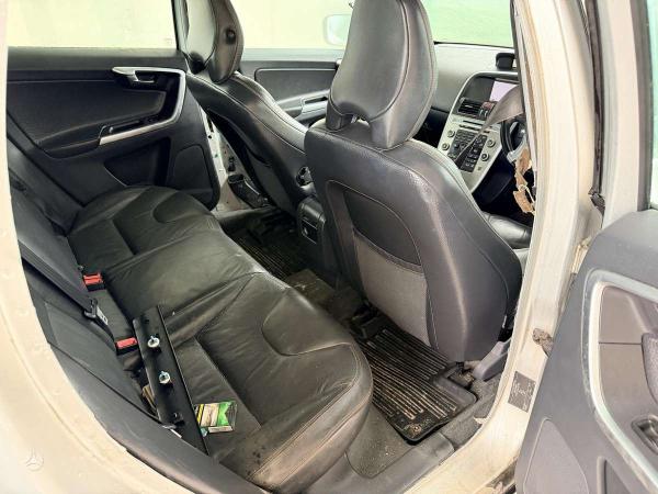 Grey Volvo XC60 2010 in Silale, with an engine capacity of 2.40 L and mileage of 170 thousand km for 2500 €, photo 9 on AUTOMOTO.COM.LV