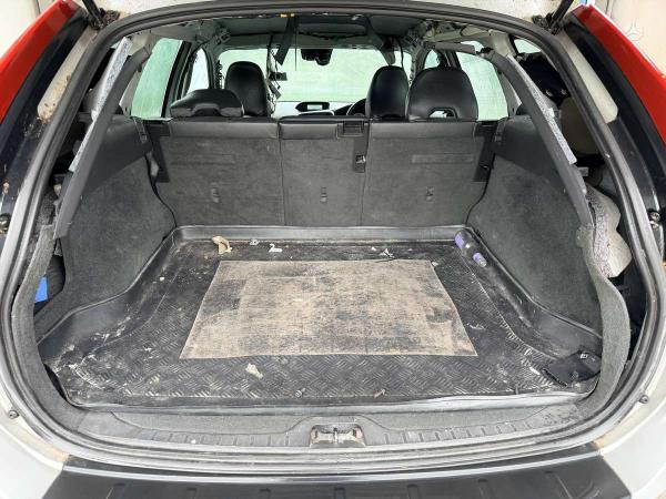 Grey Volvo XC60 2010 in Silale, with an engine capacity of 2.40 L and mileage of 170 thousand km for 2500 €, photo 10 on AUTOMOTO.COM.LV