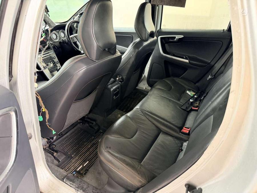 Grey Volvo XC60 2010 in Silale, with an engine capacity of 2.40 L and mileage of 170 thousand km for 2500 €, photo 12 on AUTOMOTO.COM.LV