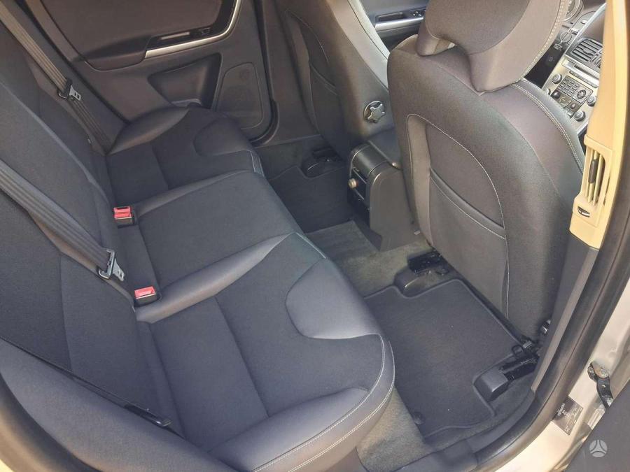 Grey Volvo XC60 2010 in Radviliskis, with an engine capacity of 2.40 L and mileage of 280 thousand km for 6950 €, photo 16 on AUTOMOTO.COM.LV