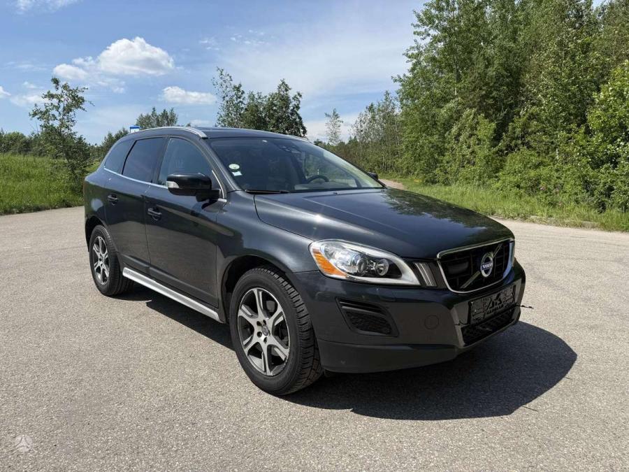 Grey Volvo XC60 2010 in Vilnius, with an engine capacity of 2.40 L and mileage of 191 thousand km for 8900 €, photo 1 on AUTOMOTO.COM.LV