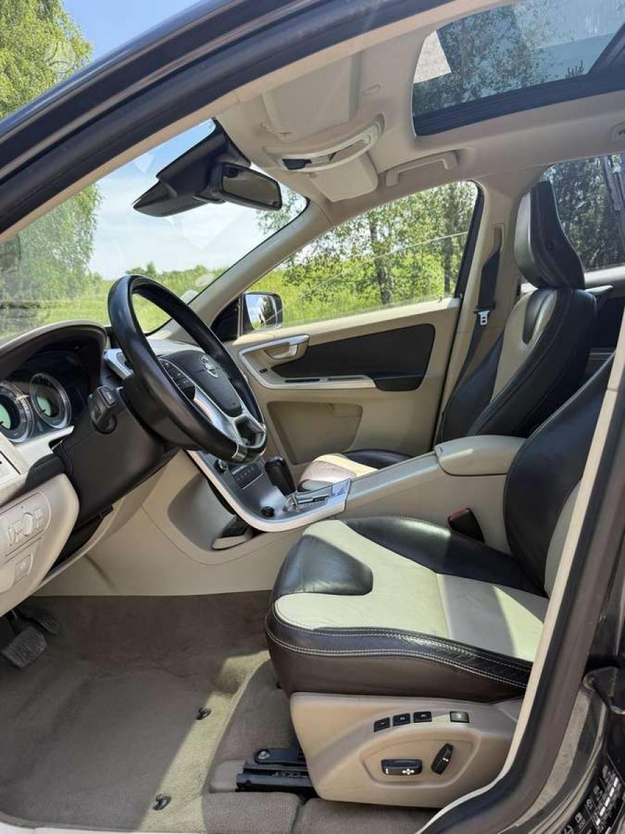 Grey Volvo XC60 2010 in Vilnius, with an engine capacity of 2.40 L and mileage of 191 thousand km for 8900 €, photo 12 on AUTOMOTO.COM.LV