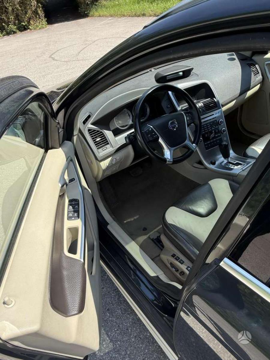Grey Volvo XC60 2010 in Vilnius, with an engine capacity of 2.40 L and mileage of 191 thousand km for 8900 €, photo 13 on AUTOMOTO.COM.LV