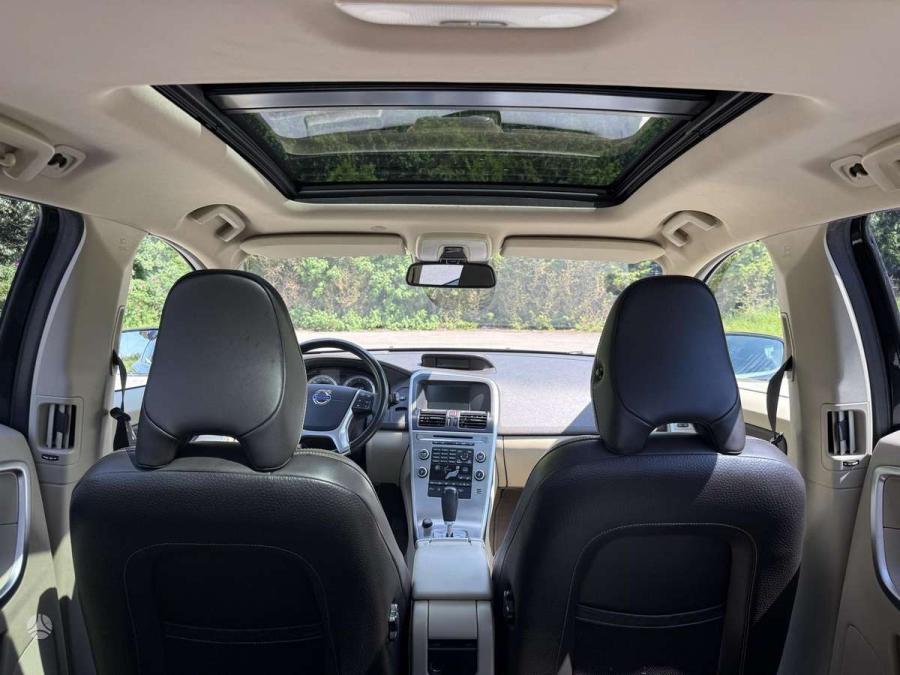 Grey Volvo XC60 2010 in Vilnius, with an engine capacity of 2.40 L and mileage of 191 thousand km for 8900 €, photo 14 on AUTOMOTO.COM.LV