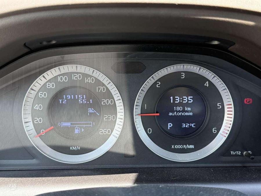 Grey Volvo XC60 2010 in Vilnius, with an engine capacity of 2.40 L and mileage of 191 thousand km for 8900 €, photo 15 on AUTOMOTO.COM.LV