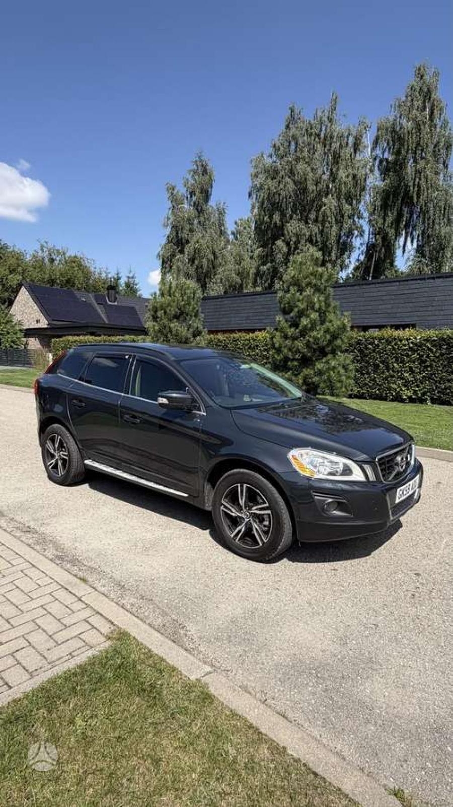 Grey Volvo XC60 2010 in Kaunas, with an engine capacity of 2.40 L and mileage of 214 thousand km for 2950 €, photo 4 on AUTOMOTO.COM.LV