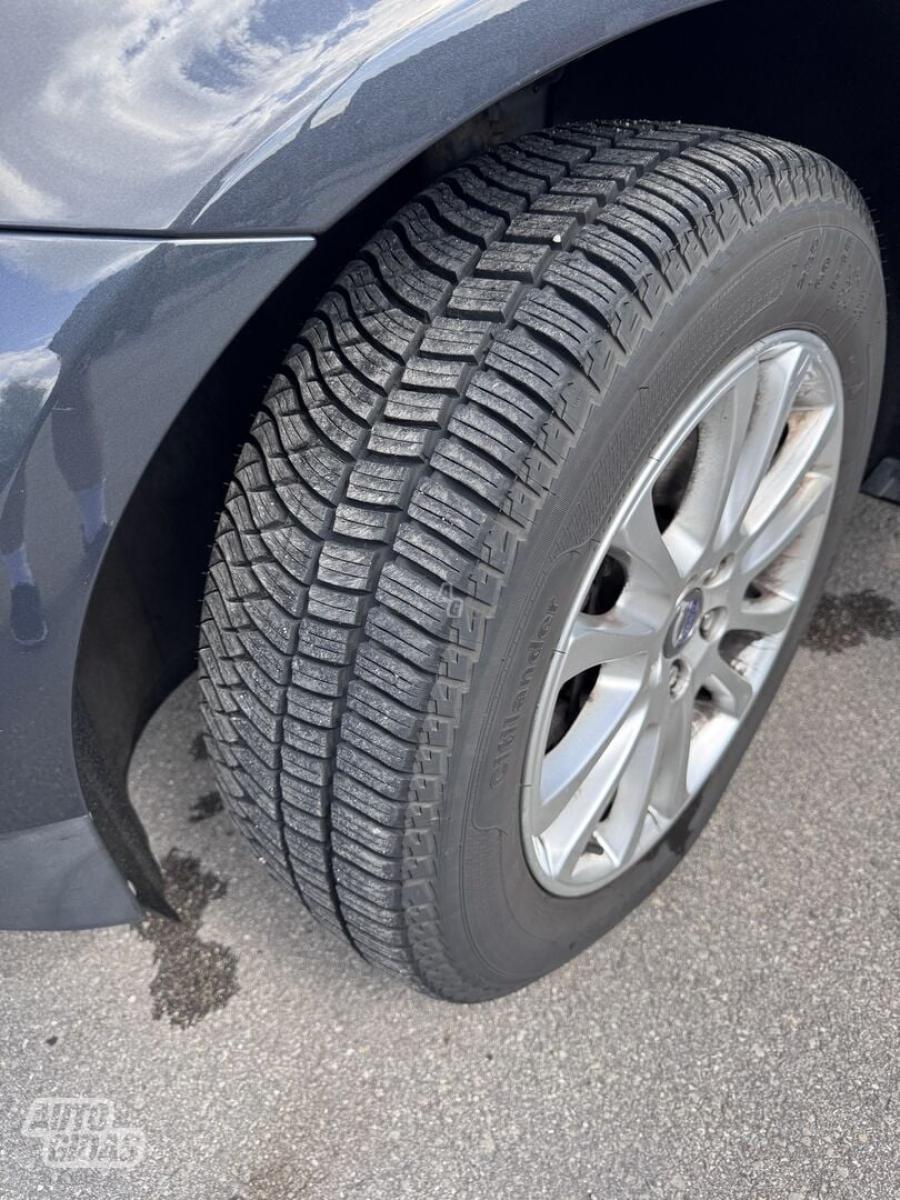 Grey Volvo XC60 2010 in Pakruojis, with an engine capacity of 2.40 L and mileage of 320 thousand km for 8600 €, photo 14 on AUTOMOTO.COM.LV