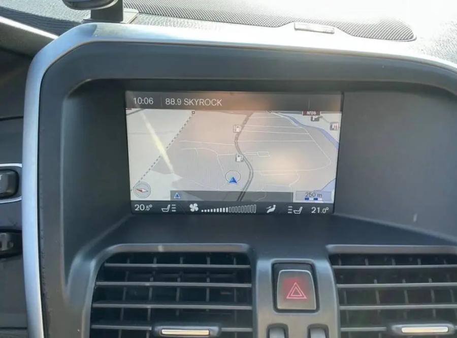 Pelēks Volvo XC60 2010 Jūrmala, ar dzinēja tilpumu 2.00 L un nobraukumu 246 tūkst. km par 9990 €, foto 14 vietnē AUTOMOTO.COM.LV