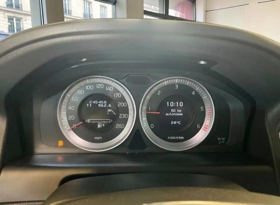 Pelēks Volvo XC60 2010 Jūrmala, ar dzinēja tilpumu 2.00 L un nobraukumu 246 tūkst. km par 9990 €, foto 19 vietnē AUTOMOTO.COM.LV