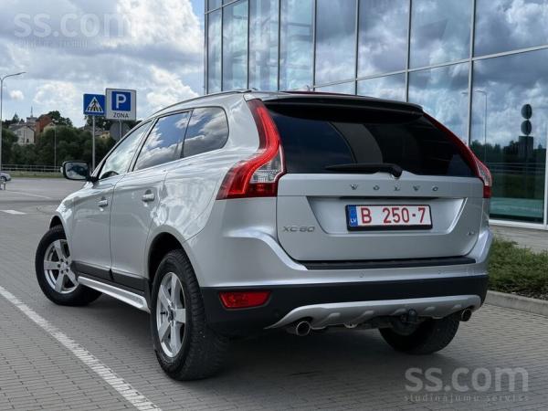 Grey Volvo XC60 2010 in Rezekne, with an engine capacity of 2.40 L and mileage of 268 thousand km for 7990 €, photo 4 on AUTOMOTO.COM.LV