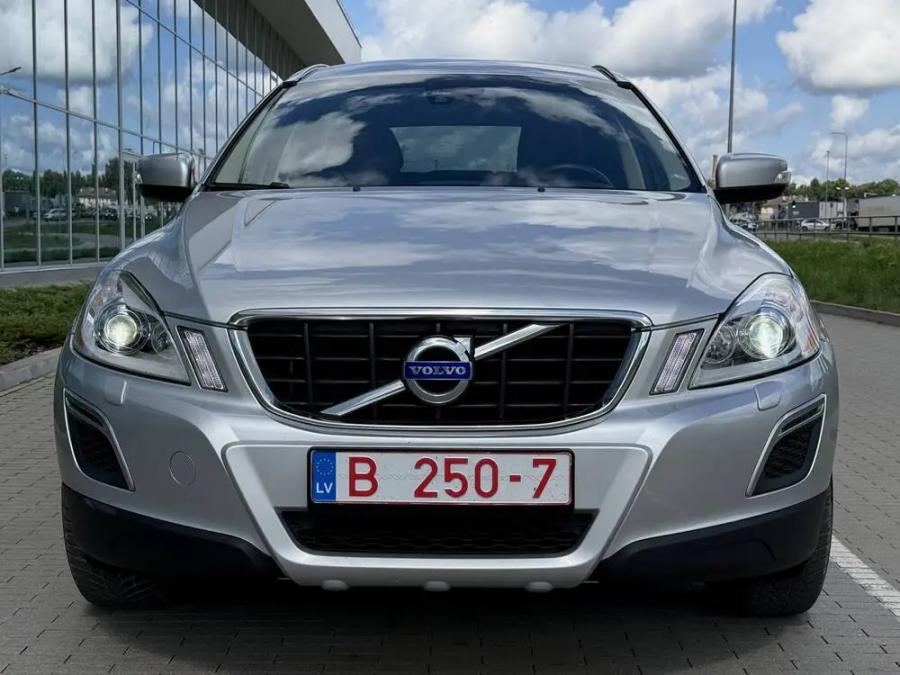 Grey Volvo XC60 2010 in Rezekne, with an engine capacity of 2.40 L and mileage of 268 thousand km for 7990 €, photo 1 on AUTOMOTO.COM.LV
