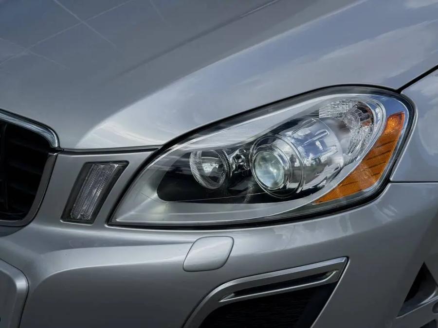 Grey Volvo XC60 2010 in Rezekne, with an engine capacity of 2.40 L and mileage of 268 thousand km for 7990 €, photo 8 on AUTOMOTO.COM.LV