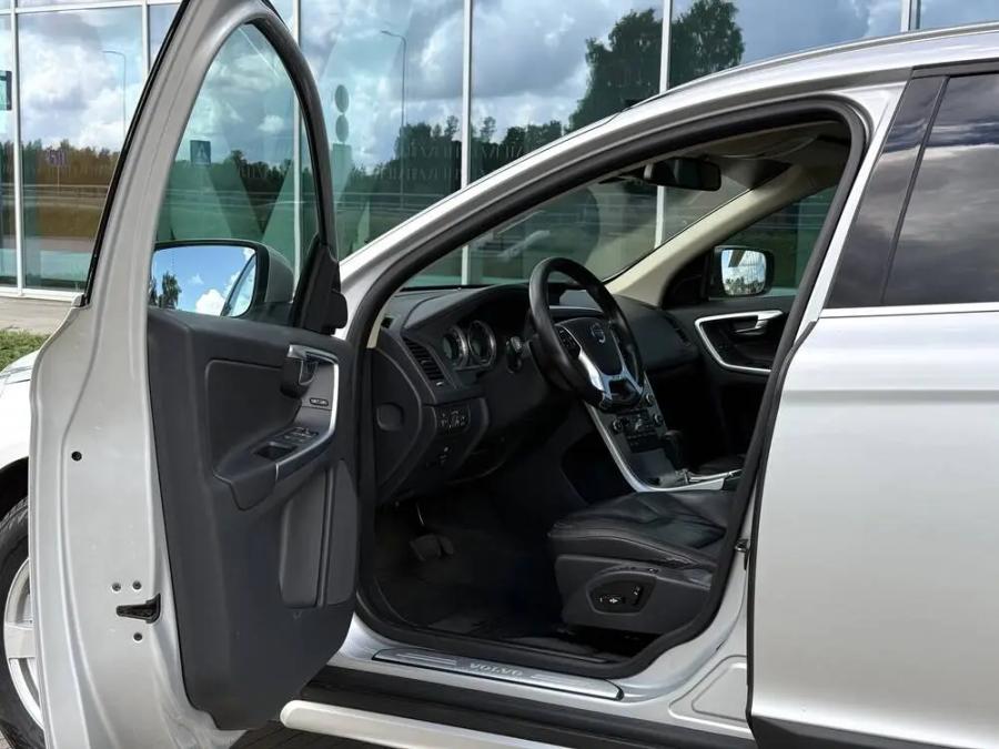 Grey Volvo XC60 2010 in Rezekne, with an engine capacity of 2.40 L and mileage of 268 thousand km for 7990 €, photo 11 on AUTOMOTO.COM.LV
