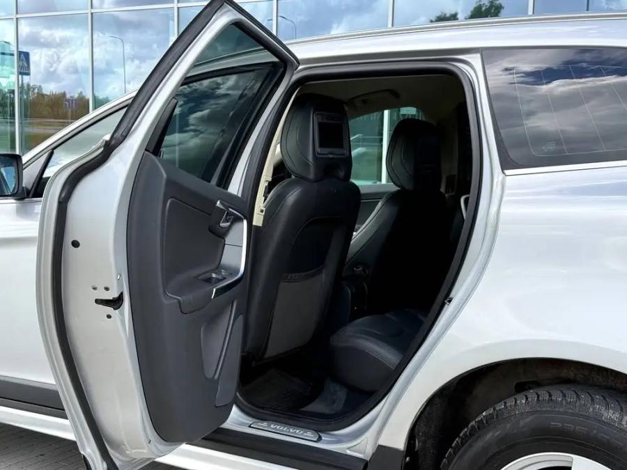 Grey Volvo XC60 2010 in Rezekne, with an engine capacity of 2.40 L and mileage of 268 thousand km for 7990 €, photo 12 on AUTOMOTO.COM.LV