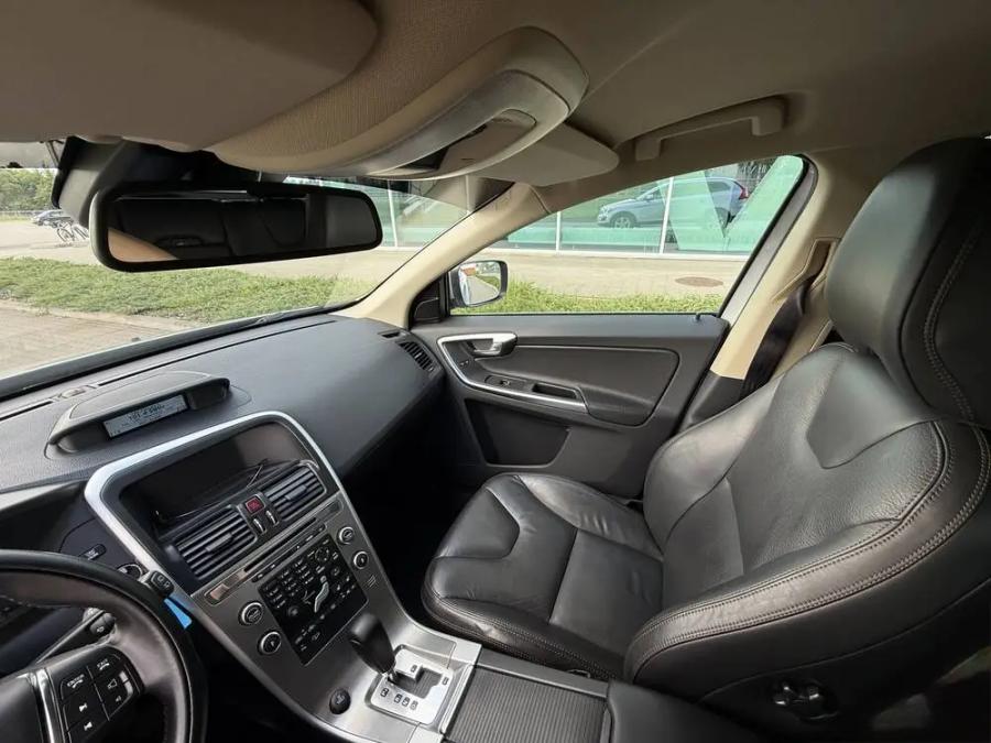 Grey Volvo XC60 2010 in Rezekne, with an engine capacity of 2.40 L and mileage of 268 thousand km for 7990 €, photo 16 on AUTOMOTO.COM.LV