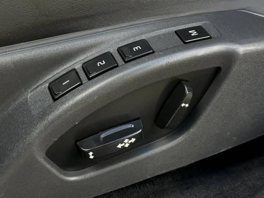 Grey Volvo XC60 2010 in Rezekne, with an engine capacity of 2.40 L and mileage of 268 thousand km for 7990 €, photo 19 on AUTOMOTO.COM.LV