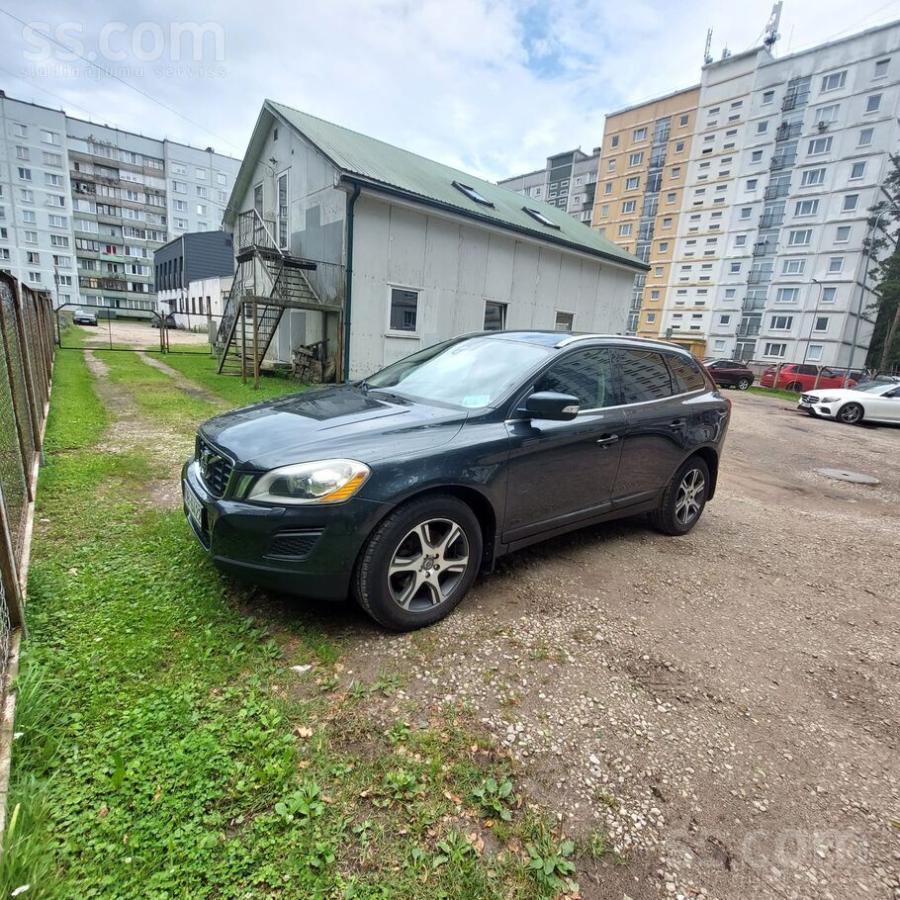 Grey Volvo XC60 2010 in Riga, with an engine capacity of 2.40 L and mileage of 333 thousand km for 8550 €, photo 1 on AUTOMOTO.COM.LV