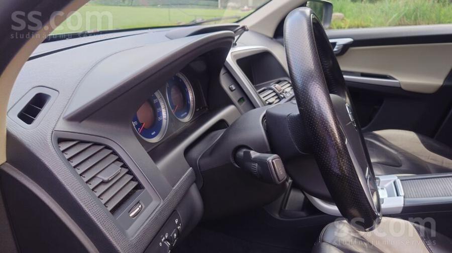 Pelēks Volvo XC60 2010 Preiļi, ar dzinēja tilpumu 2.40 L un nobraukumu 339 tūkst. km par 8500 €, foto 10 vietnē AUTOMOTO.COM.LV