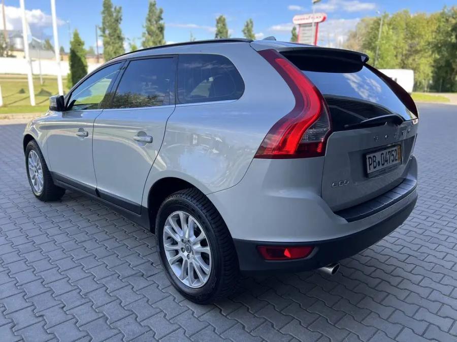 Grey Volvo XC60 2010 in Jekabpils, with an engine capacity of 2.40 L and mileage of 236 thousand km for 8400 €, photo 9 on AUTOMOTO.COM.LV
