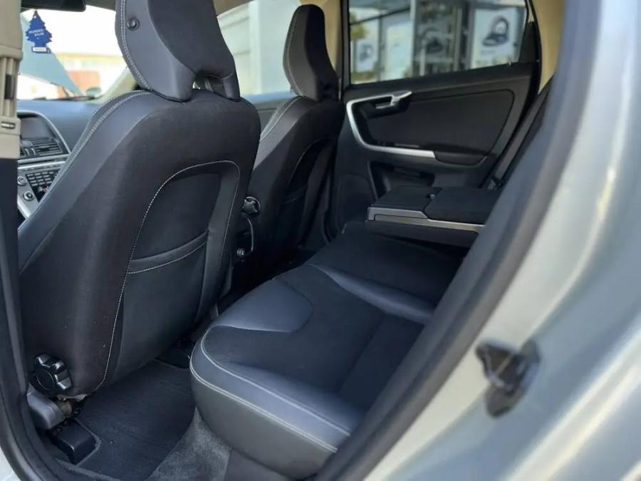 Grey Volvo XC60 2010 in Jekabpils, with an engine capacity of 2.40 L and mileage of 236 thousand km for 8400 €, photo 17 on AUTOMOTO.COM.LV