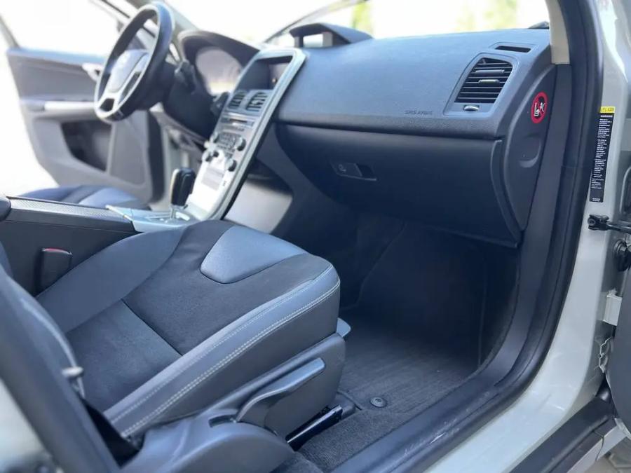 Grey Volvo XC60 2010 in Jekabpils, with an engine capacity of 2.40 L and mileage of 236 thousand km for 8400 €, photo 20 on AUTOMOTO.COM.LV