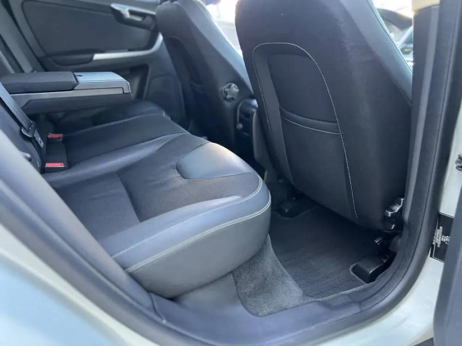 Grey Volvo XC60 2010 in Jekabpils, with an engine capacity of 2.40 L and mileage of 236 thousand km for 8400 €, photo 21 on AUTOMOTO.COM.LV