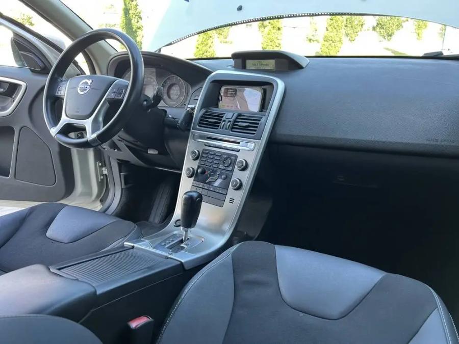 Grey Volvo XC60 2010 in Jekabpils, with an engine capacity of 2.40 L and mileage of 236 thousand km for 8400 €, photo 23 on AUTOMOTO.COM.LV