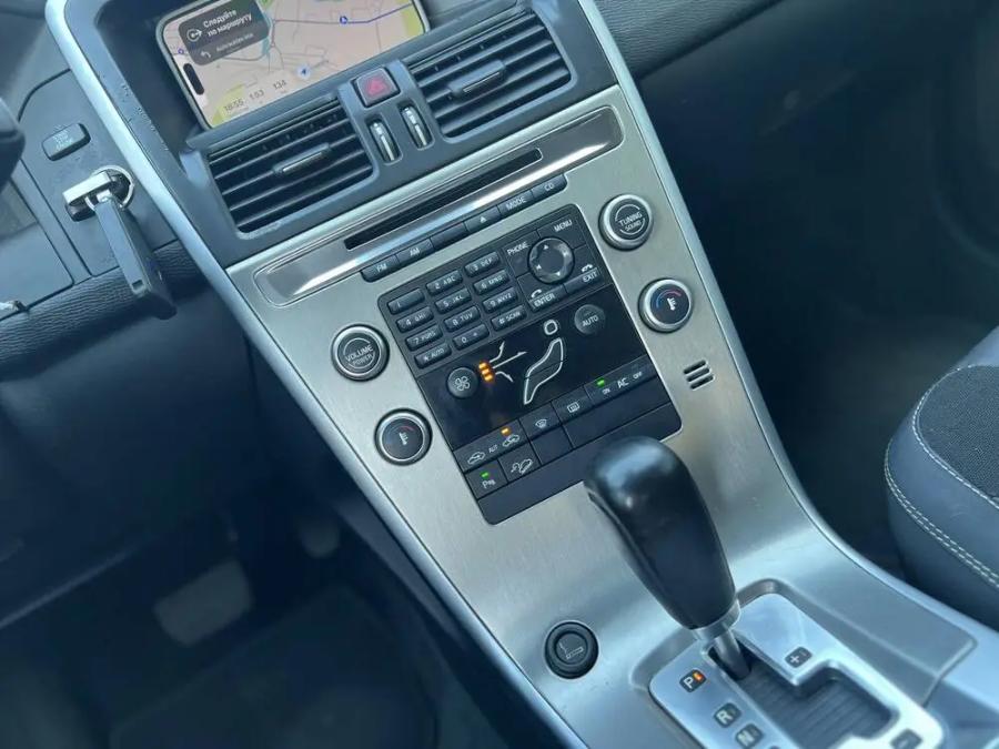 Grey Volvo XC60 2010 in Jekabpils, with an engine capacity of 2.40 L and mileage of 236 thousand km for 8400 €, photo 25 on AUTOMOTO.COM.LV
