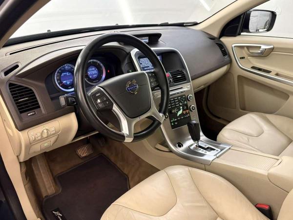 Grey Volvo XC60 2010 in Marijampole, with an engine capacity of 2.40 L and mileage of 290 thousand km for 9450 €, photo 2 on AUTOMOTO.COM.LV
