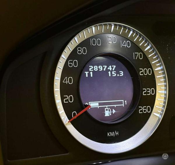 Grey Volvo XC60 2010 in Marijampole, with an engine capacity of 2.40 L and mileage of 290 thousand km for 9450 €, photo 3 on AUTOMOTO.COM.LV
