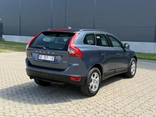 Pelēks Volvo XC60 2010 Rīga, ar dzinēja tilpumu 2.40 L un nobraukumu 239 tūkst. km par 4500 €, foto 4 vietnē AUTOMOTO.COM.LV