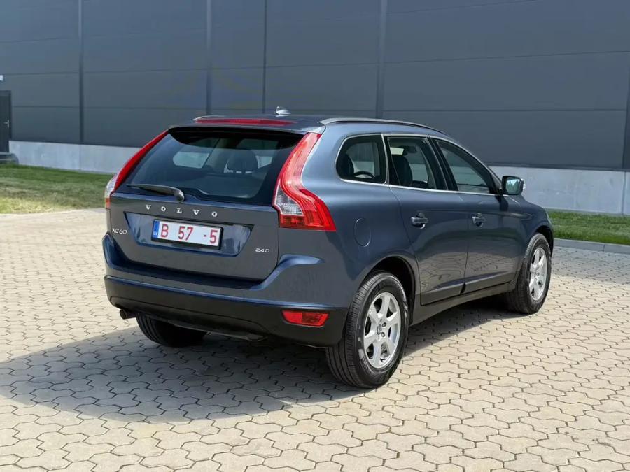 Pelēks Volvo XC60 2010 Rīga, ar dzinēja tilpumu 2.40 L un nobraukumu 239 tūkst. km par 4500 €, foto 5 vietnē AUTOMOTO.COM.LV
