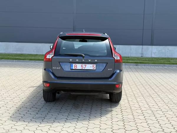 Pelēks Volvo XC60 2010 Rīga, ar dzinēja tilpumu 2.40 L un nobraukumu 239 tūkst. km par 4500 €, foto 5 vietnē AUTOMOTO.COM.LV