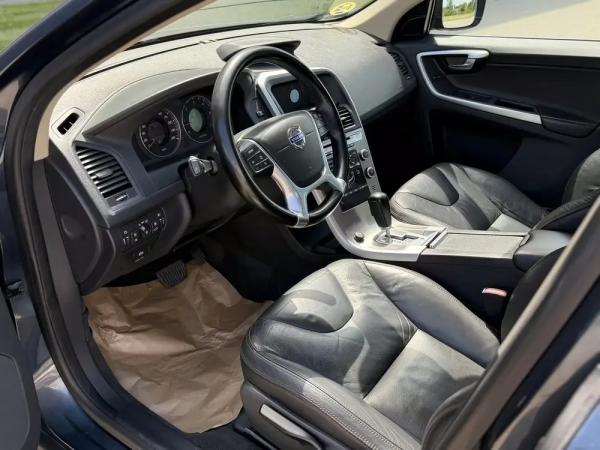 Pelēks Volvo XC60 2010 Rīga, ar dzinēja tilpumu 2.40 L un nobraukumu 239 tūkst. km par 4500 €, foto 8 vietnē AUTOMOTO.COM.LV