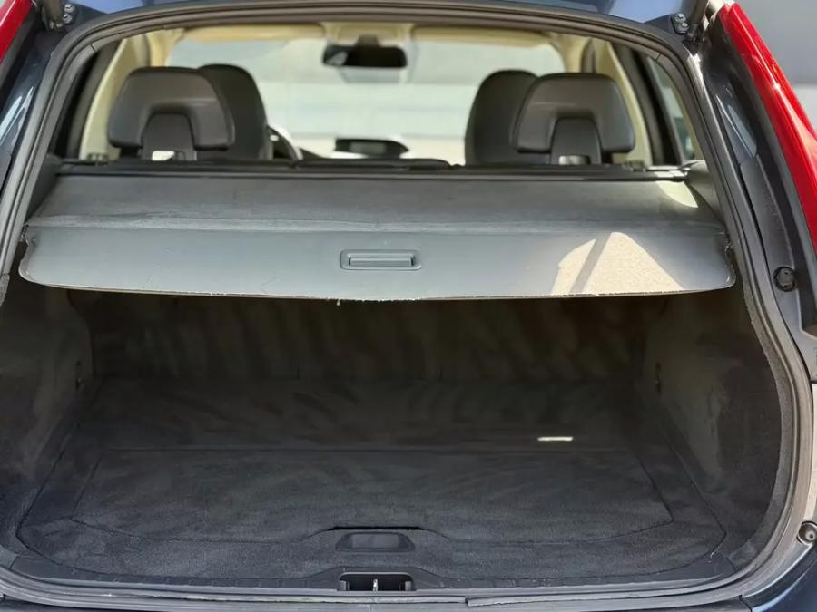 Pelēks Volvo XC60 2010 Rīga, ar dzinēja tilpumu 2.40 L un nobraukumu 239 tūkst. km par 4500 €, foto 10 vietnē AUTOMOTO.COM.LV