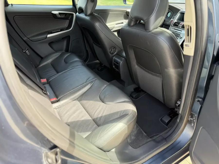 Pelēks Volvo XC60 2010 Rīga, ar dzinēja tilpumu 2.40 L un nobraukumu 239 tūkst. km par 4500 €, foto 11 vietnē AUTOMOTO.COM.LV