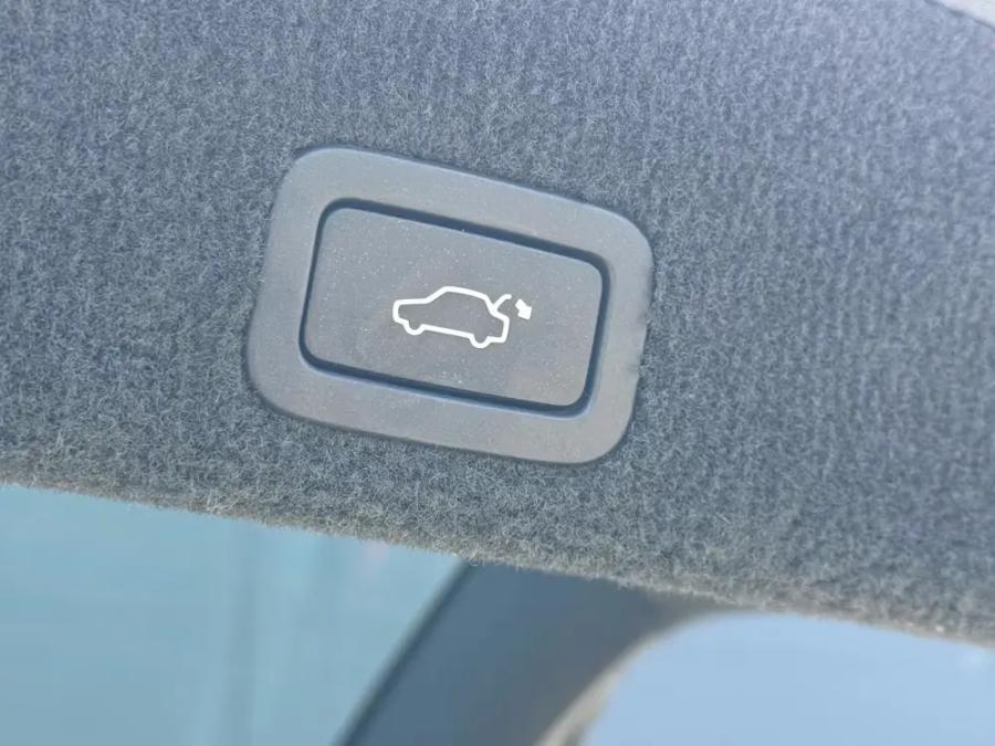 Pelēks Volvo XC60 2010 Rīga, ar dzinēja tilpumu 2.40 L un nobraukumu 239 tūkst. km par 4500 €, foto 18 vietnē AUTOMOTO.COM.LV