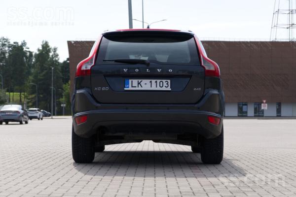 Grey Volvo XC60 2010 in Valmiera, with an engine capacity of 2.40 L and mileage of 313 thousand km for 6200 €, photo 6 on AUTOMOTO.COM.LV