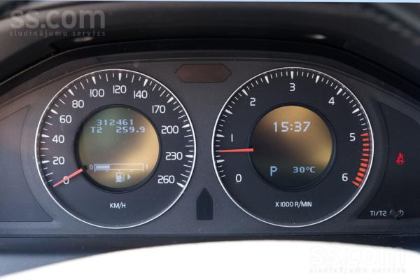Grey Volvo XC60 2010 in Valmiera, with an engine capacity of 2.40 L and mileage of 313 thousand km for 6200 €, photo 10 on AUTOMOTO.COM.LV