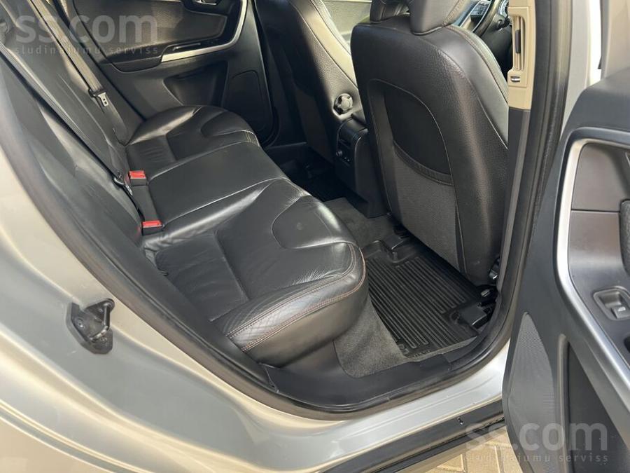 Pelēks Volvo XC60 2010 Rēzekne, ar dzinēja tilpumu 2.40 L un nobraukumu 325 tūkst. km par 7650 €, foto 11 vietnē AUTOMOTO.COM.LV