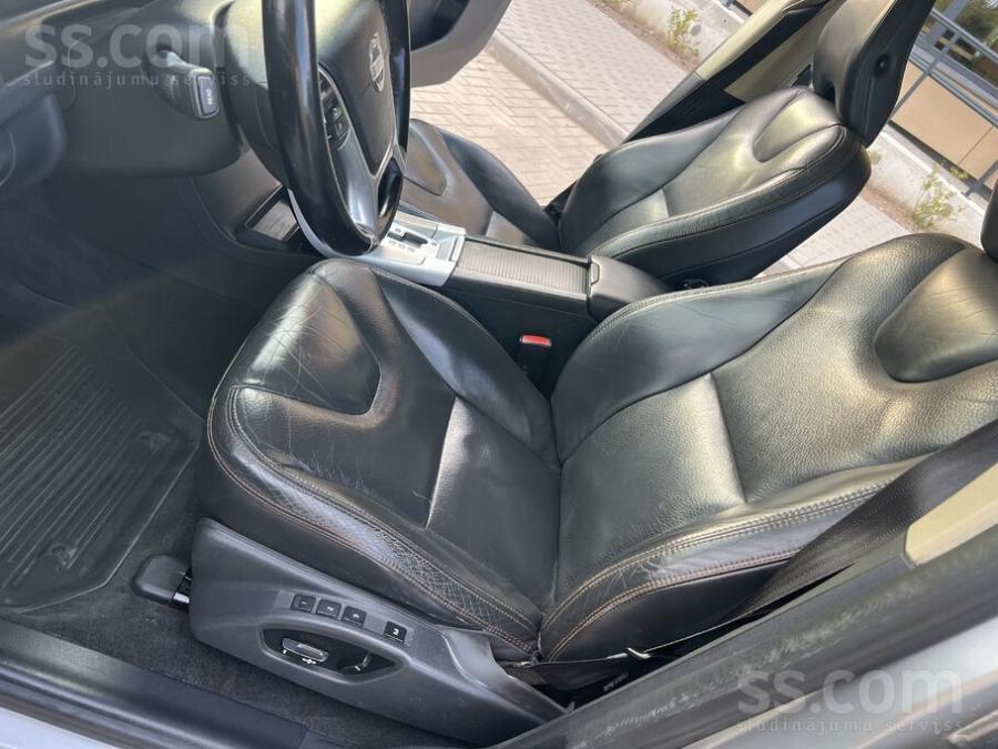 Pelēks Volvo XC60 2010 Rēzekne, ar dzinēja tilpumu 2.40 L un nobraukumu 325 tūkst. km par 7650 €, foto 12 vietnē AUTOMOTO.COM.LV