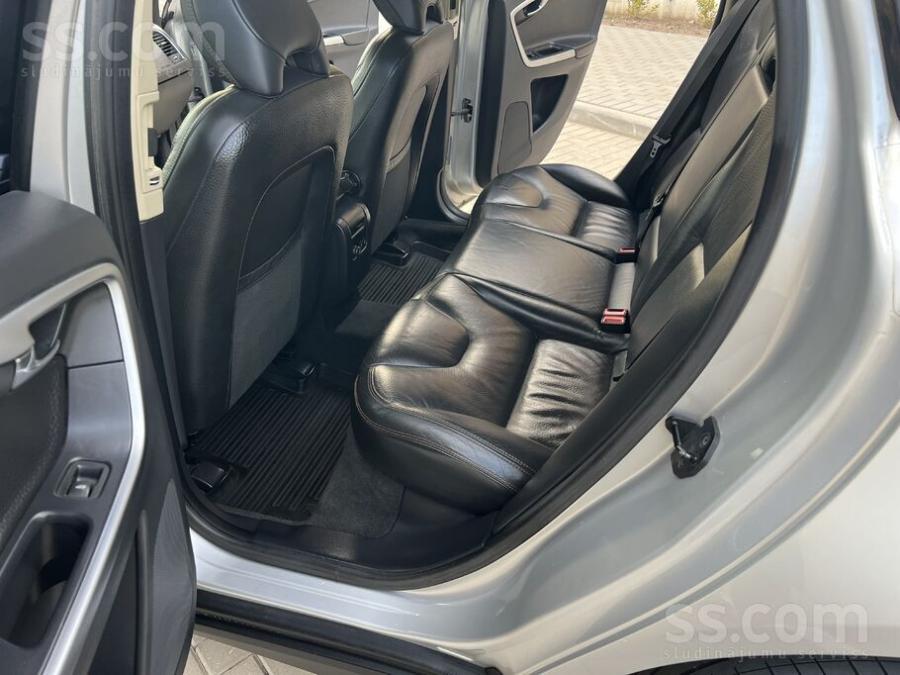 Pelēks Volvo XC60 2010 Rēzekne, ar dzinēja tilpumu 2.40 L un nobraukumu 325 tūkst. km par 7650 €, foto 13 vietnē AUTOMOTO.COM.LV