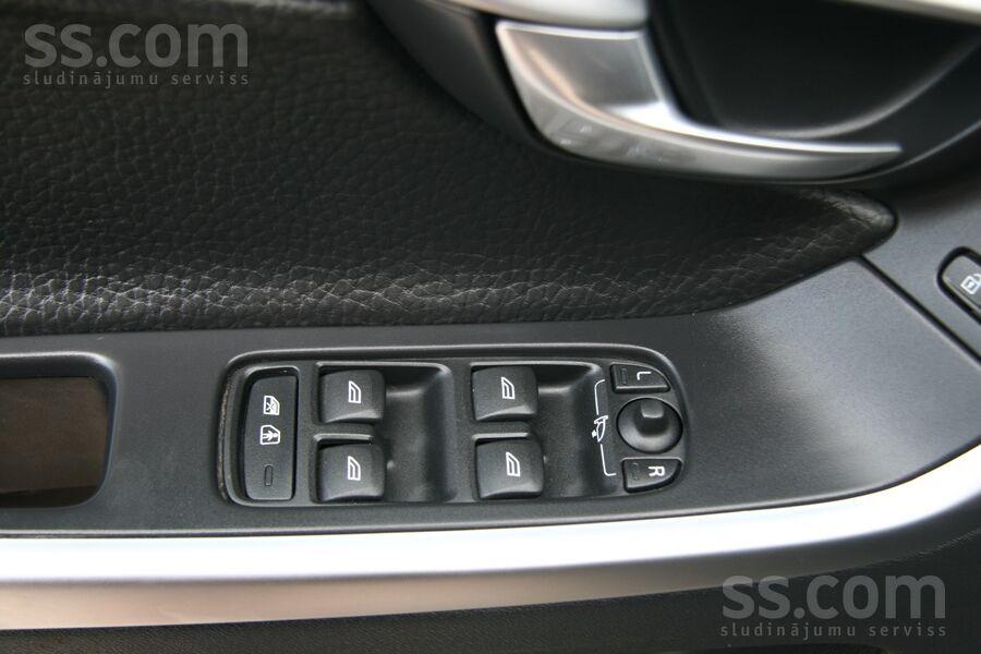 Grey Volvo XC60 2010 in Tukums, with an engine capacity of 2.00 L and mileage of 325 thousand km for 6950 €, photo 14 on AUTOMOTO.COM.LV