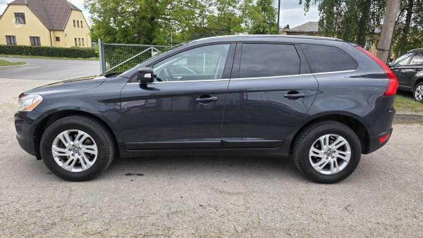 Grey Volvo XC60 2010 in Siauliai, with an engine capacity of 2.40 L and mileage of 284 thousand km for 7750 €, photo 2 on AUTOMOTO.COM.LV