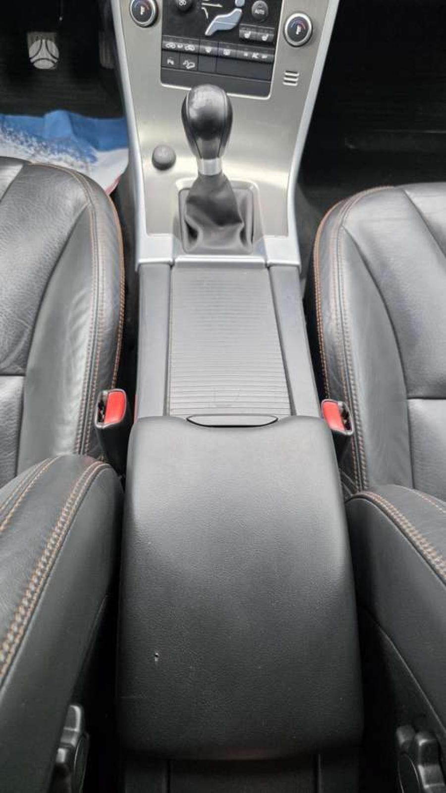 Pelēks Volvo XC60 2010 Šauļi, ar dzinēja tilpumu 2.40 L un nobraukumu 284 tūkst. km par 7750 €, foto 21 vietnē AUTOMOTO.COM.LV